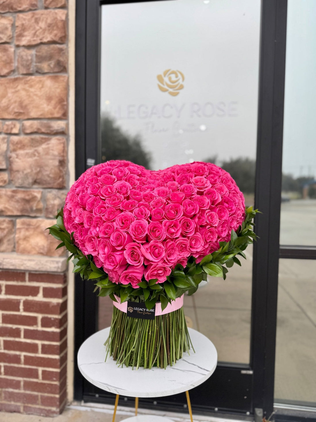 Stunning Standing Heart (Aprox. 200 Roses) – Legacy Rose TX