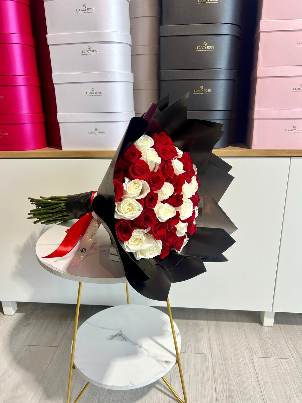 White and Red Rose Bouquet / Ramo Buchon – Legacy Rose TX